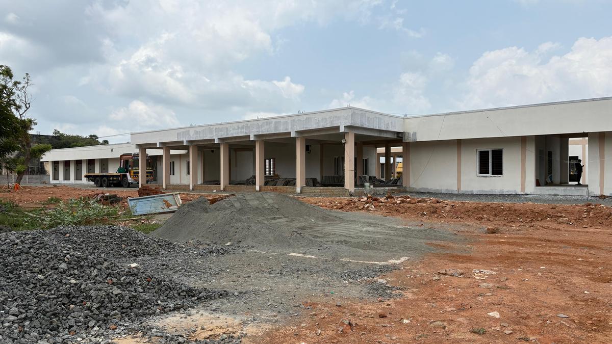 Activists flag narrow approach road to new bus stand at Pattukottai ...