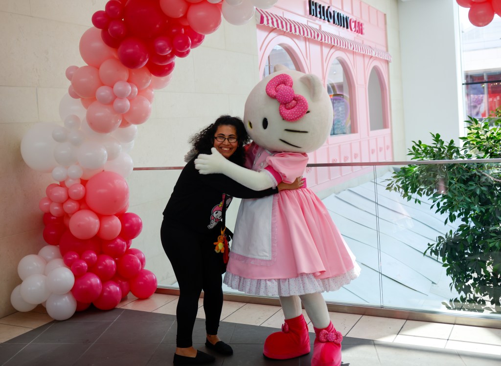 Hundreds of fans welcome Hello Kitty and her new cafe – CONVEN.ORG | HOME