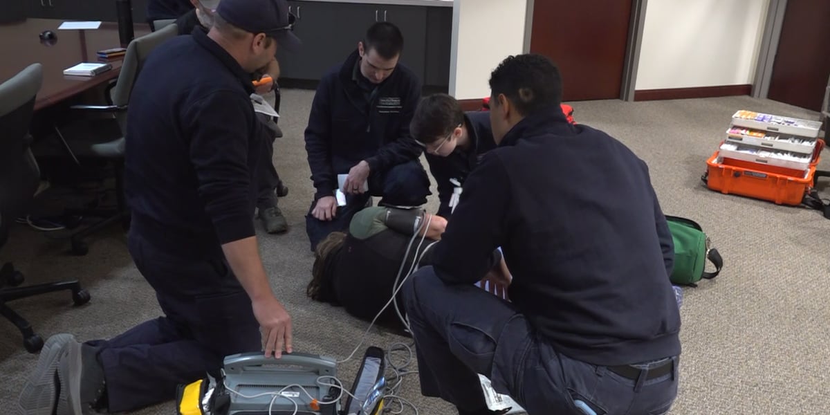 Future paramedics practice life-saving skills – CONVEN.ORG | HOME