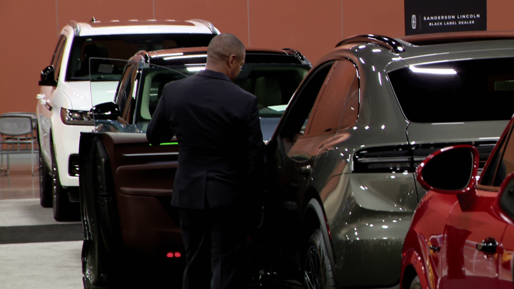 Phoenix auto show draws crowds on Thanksgiving Day – CONVEN.ORG | HOME