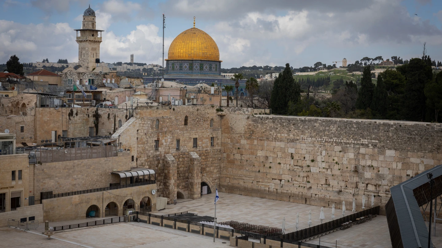 Passover priestly blessing at Western Wall restricted due to war – JNS ...